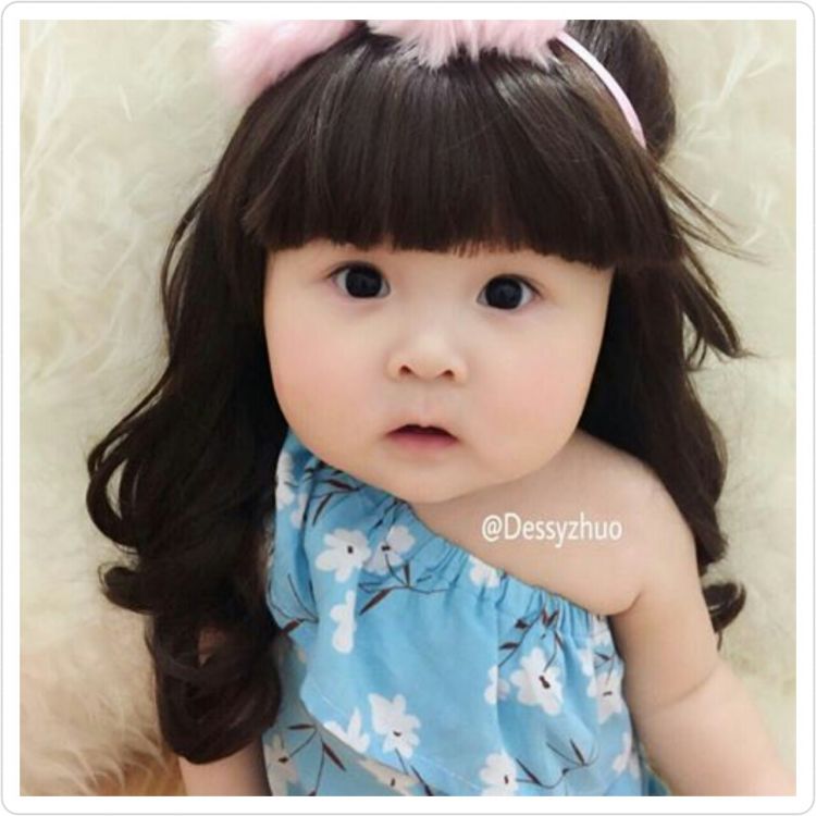 7 Foto menggemaskan Belle, bayi cewek yang hobi pakai rambut palsu