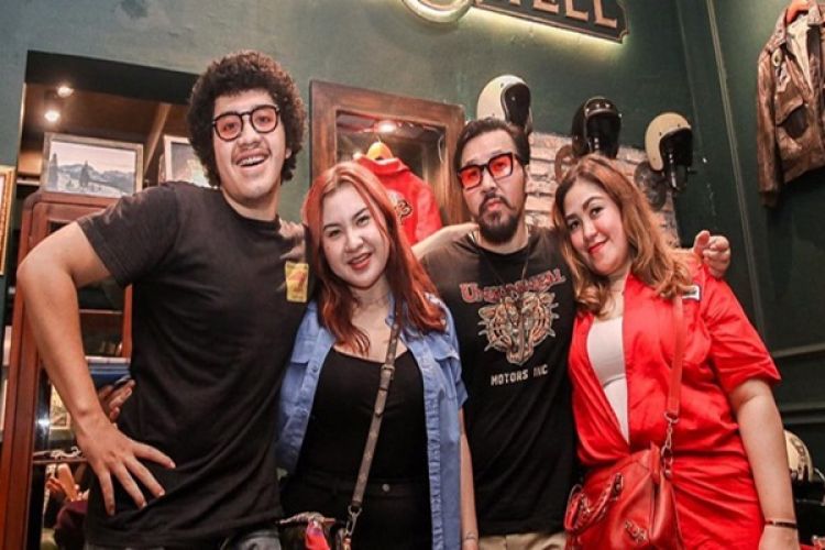 8 Potret David Naif dan keluarga yang jarang disorot, family goals