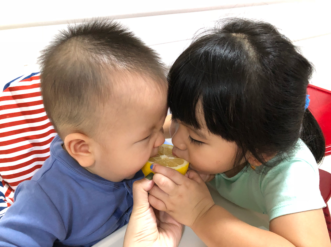 10 Momen kekompakan Baby Moonella dengan sang adik