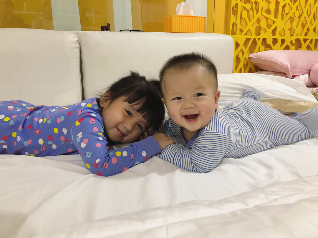 10 Momen kekompakan Baby Moonella dengan sang adik