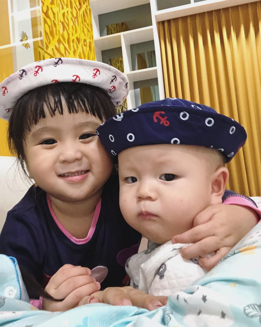 10 Momen kekompakan Baby Moonella dengan sang adik