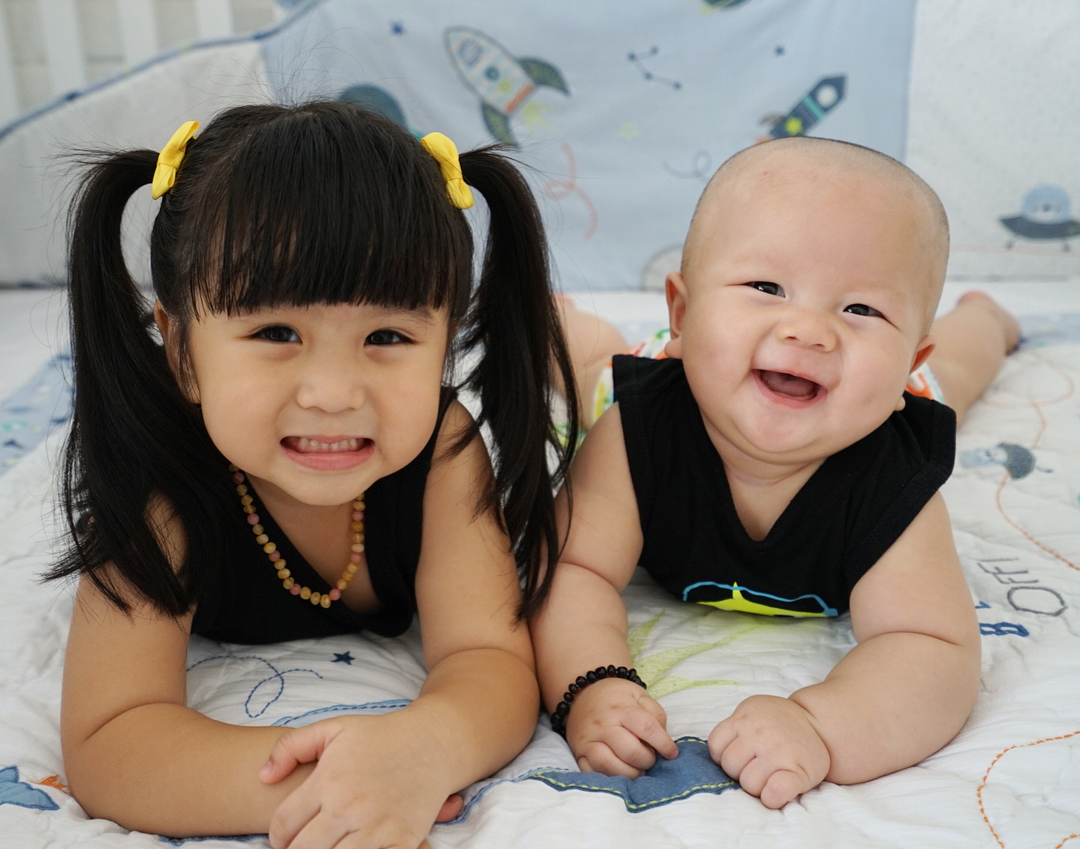 10 Momen kekompakan Baby Moonella dengan sang adik