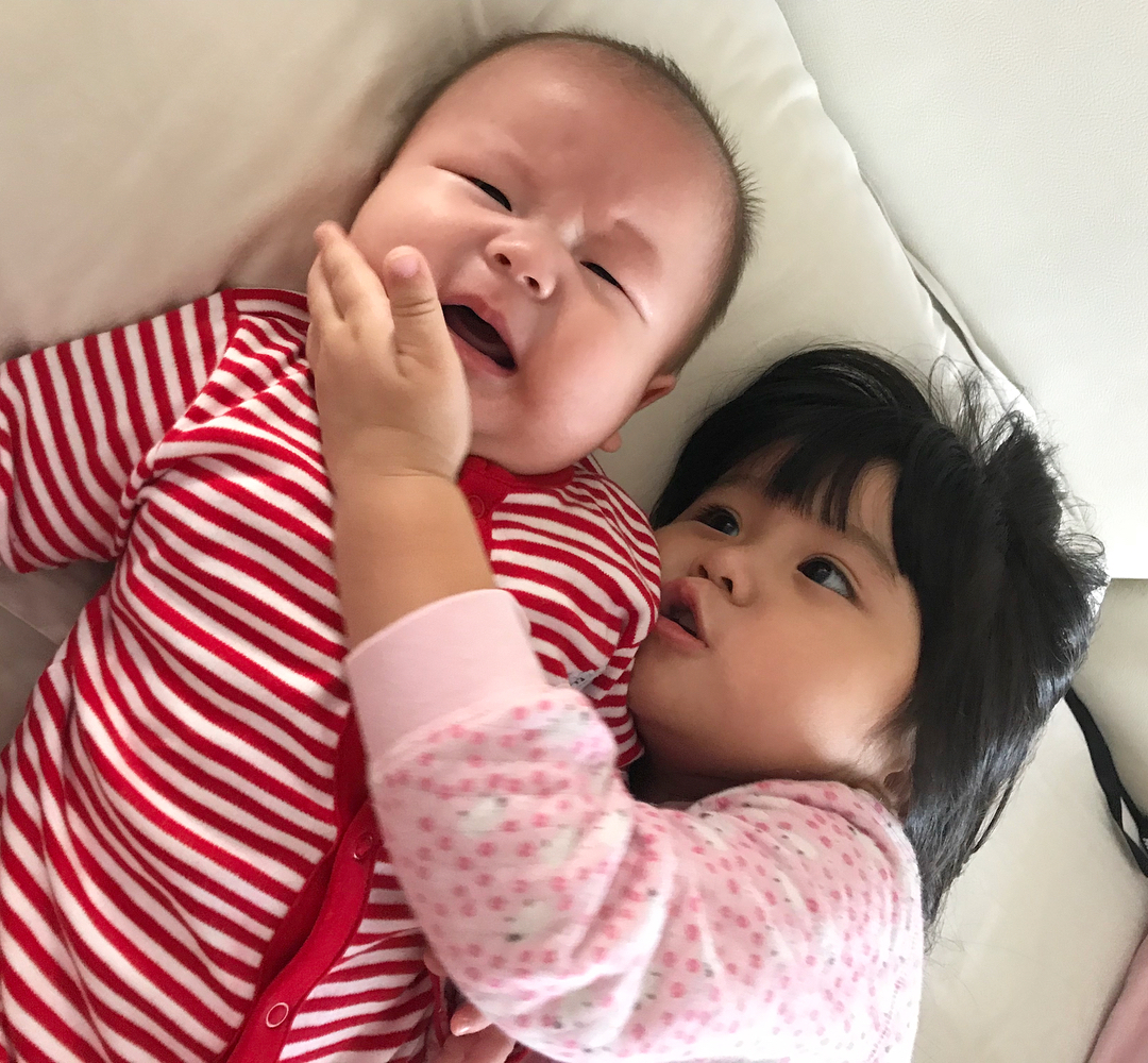 10 Momen kekompakan Baby Moonella dengan sang adik