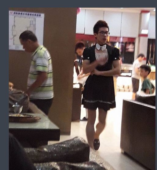 Pelayan cowok di cafe ini berpakaian ala cewek, tertarik mampir?