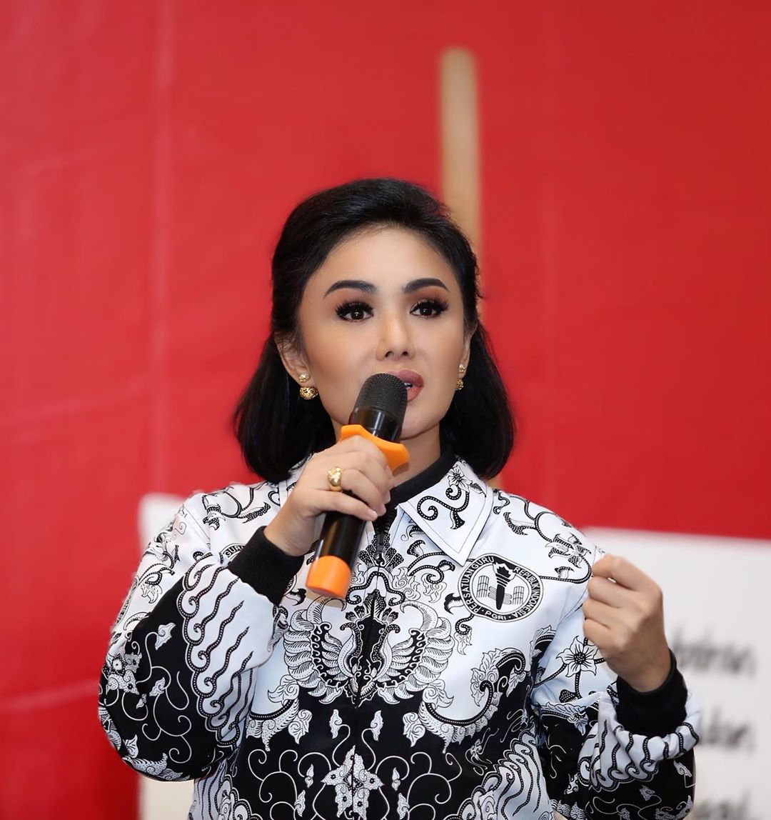 8 Potret Awet Muda Seorang Yuni Shara Pesonanya Tak Pernah Luntur
