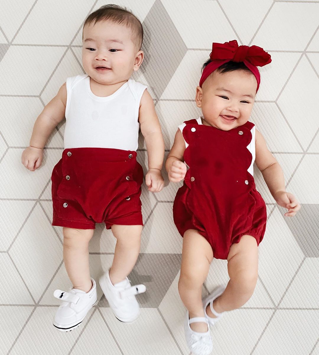 5 Potret gemas anak Syahnaz, Zayn dan Zunaira saat kenakan baju kembar