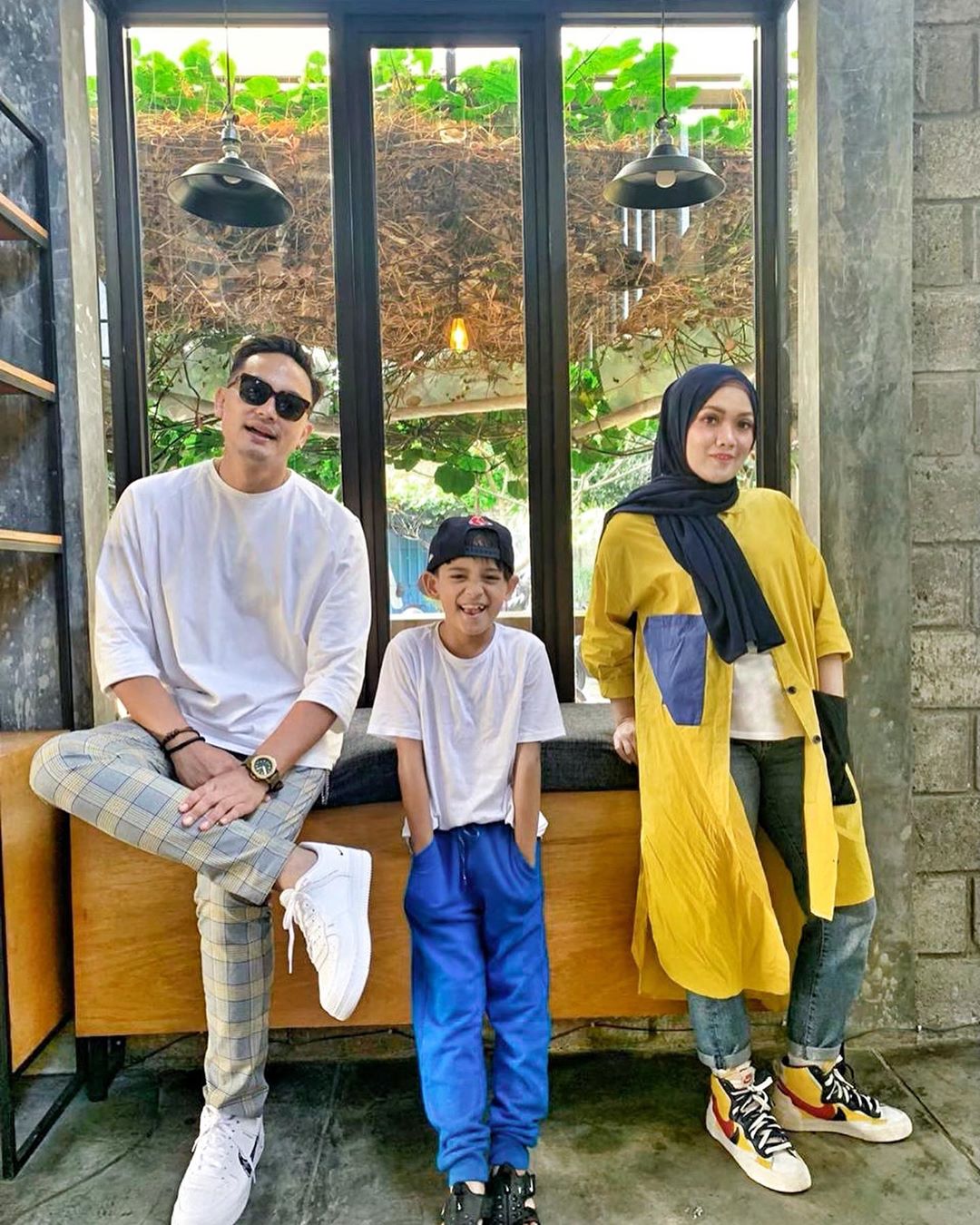 Jarang disorot, ini 9 potret bahagia keluarga Panji Saputra