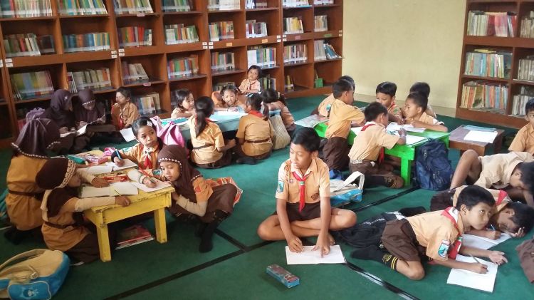Bantu PR dan lomba mewarnai, cara perpustakaan bikin anak senang baca
