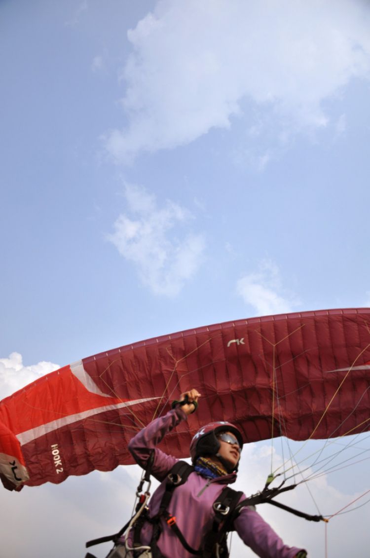 Kisah atlet paralayang terbaik dunia tersangkut tiang listrik di
