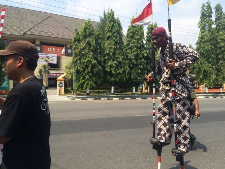 VIDEO: Aksi raja egrang Yudi temui raja Jogja