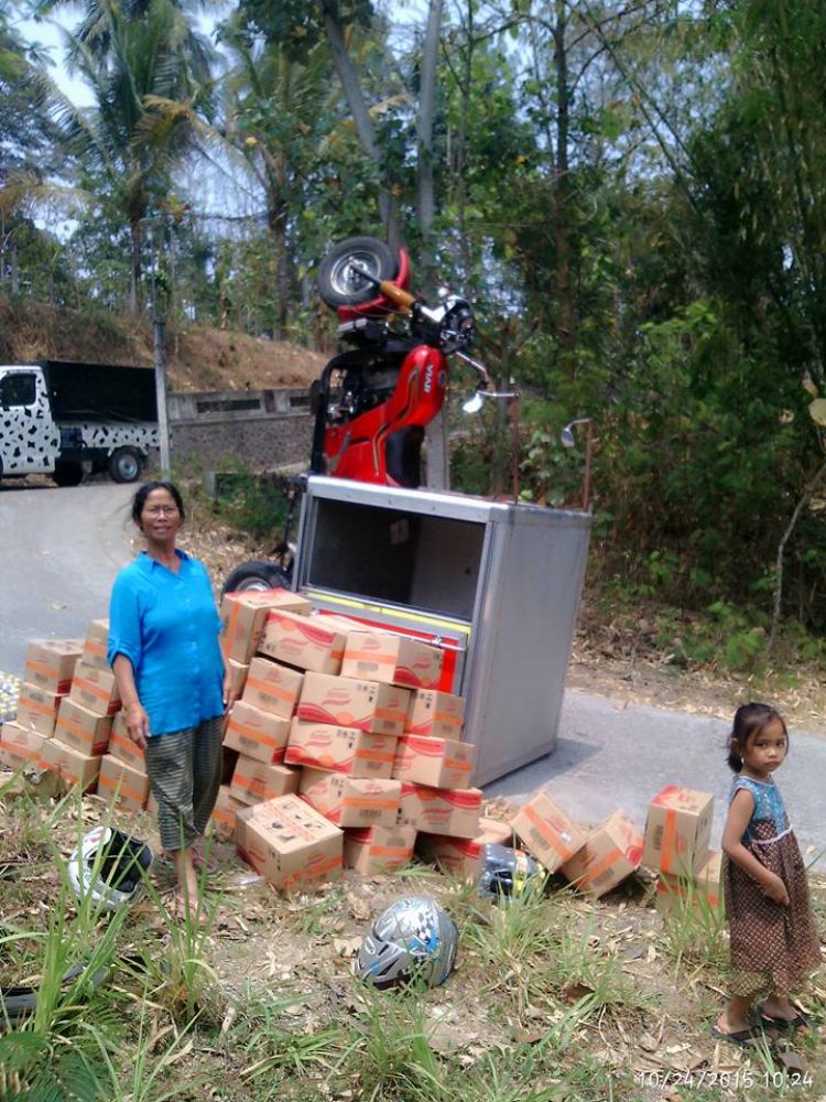 Kelebihan muatan, motor ini berdiri di tengah jalan