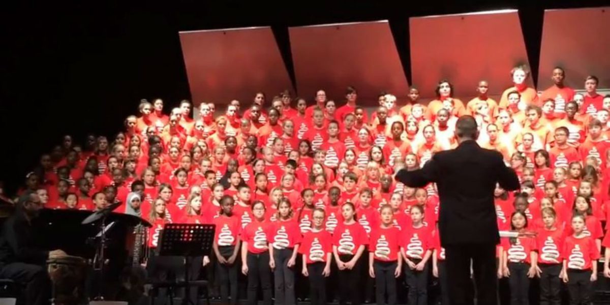 Canadian children sang the Islamic song for welcoming Syrian refugees