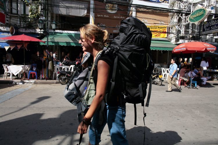 7 Rahasia Dibalik Senyum Bahagia Para Traveler Cewek