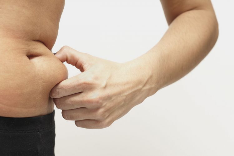 Studi mengungkap cowok dengan perut buncit lebih hebat di ranjang, aw!