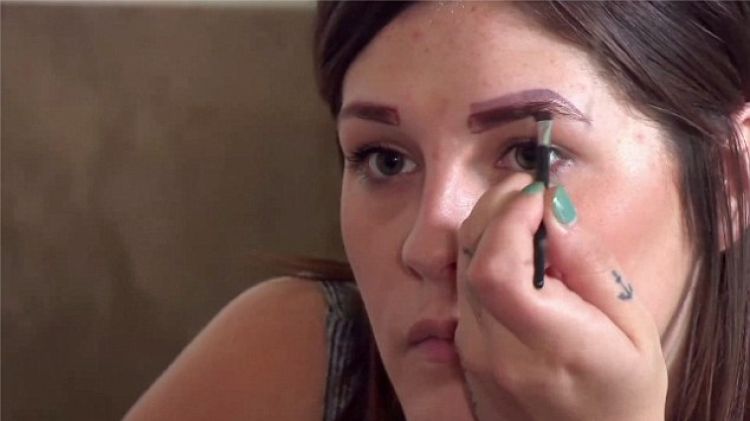 Ngeri, wanita ini punya 4 alis kok bisa?