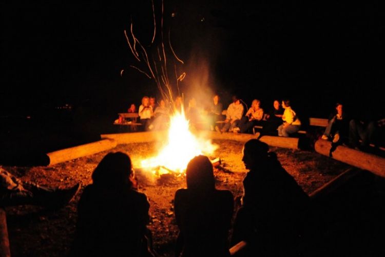 Ini penjelasan kenapa api tak pernah punya bayangan, belum tahu kan?