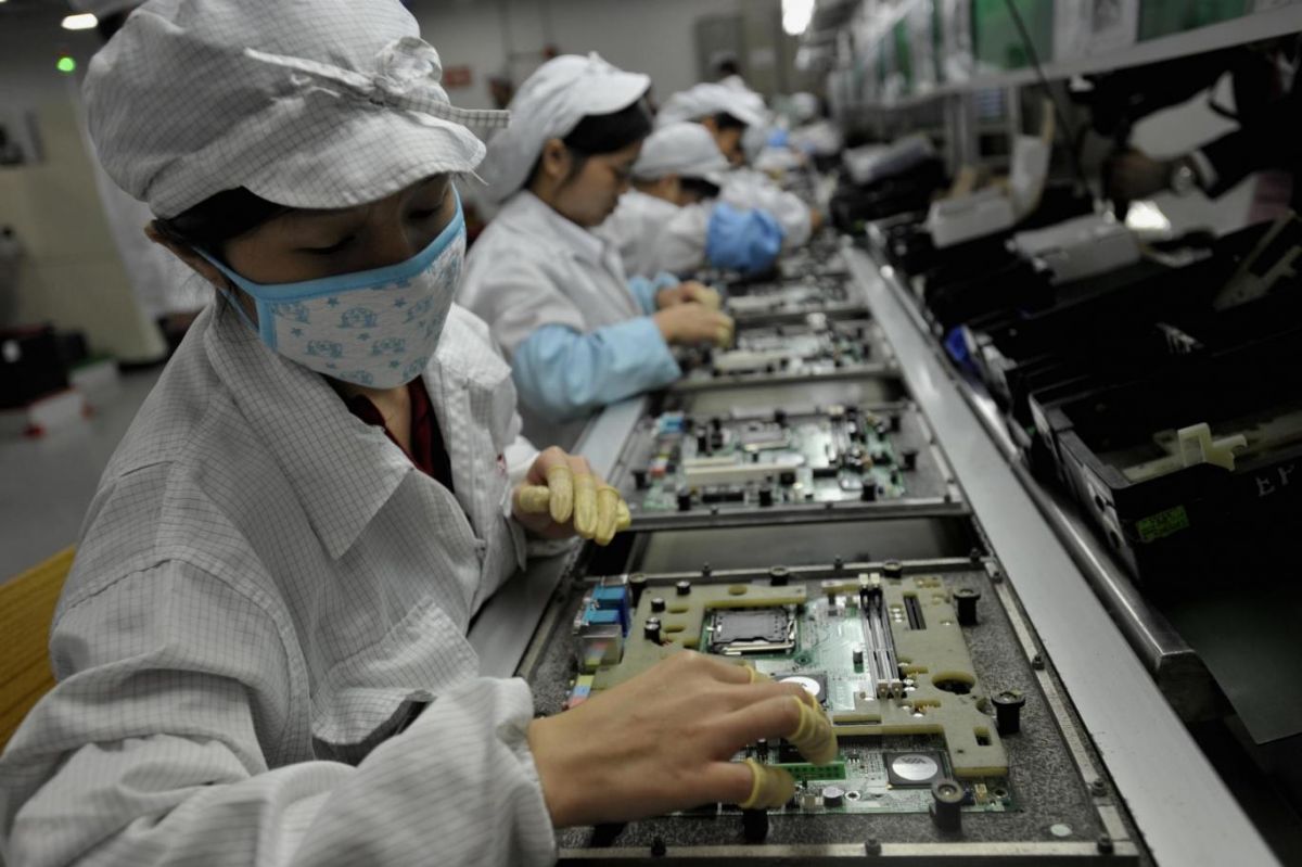 Foxconn replaces workers with robots