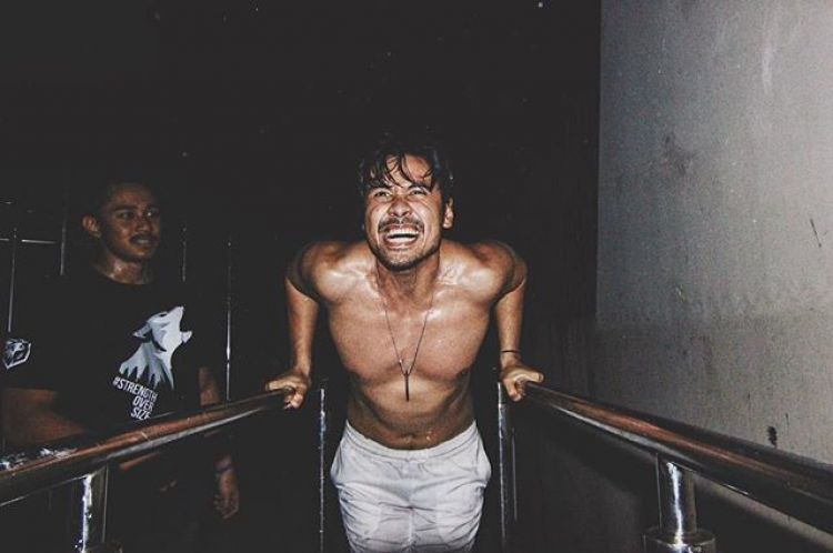 10 Artis ganteng ini gemar pamer badan kekar, bikin gagal fokus!