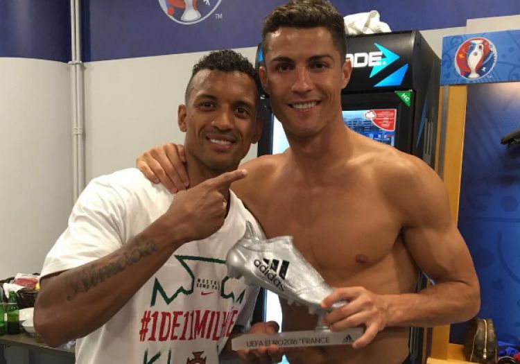 Salut, CR7 berikan Silver Boot Award EURO miliknya untuk Luis Nani!