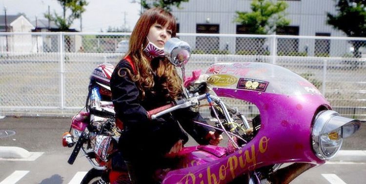 Anggota geng motor cewek ini meski sangar penampilannya modis abis