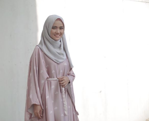 Tak dompleng nama besar suami, istri CEO Bukalapak sukses bikin HIJUP