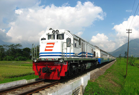 Kamu pecinta kereta api? Kenali lebih jauh kereta, lokomotif, & rail