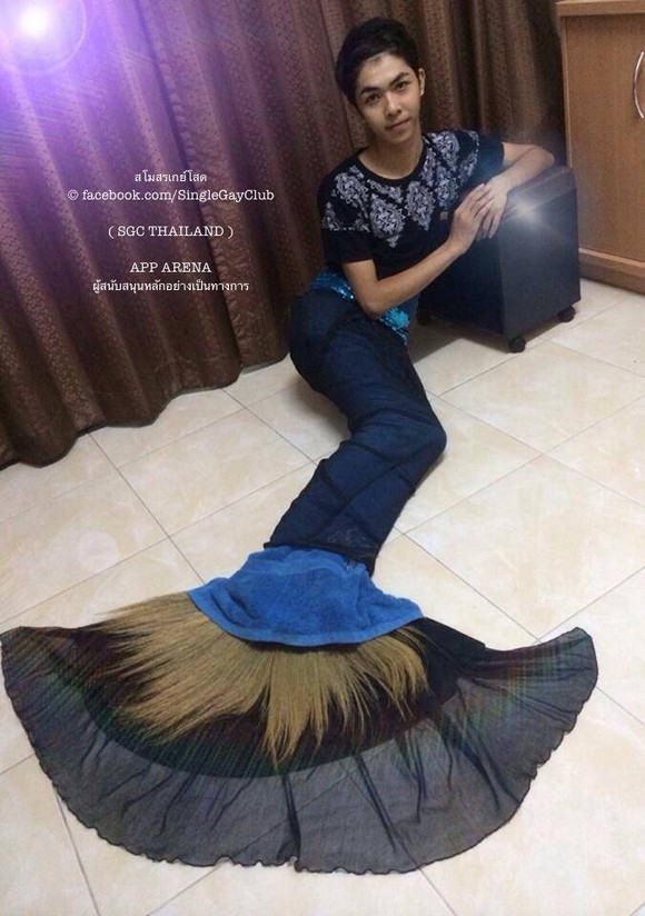 7 Cowok Thailand ini cosplay mermaid pakai sapu dan selimut, koca