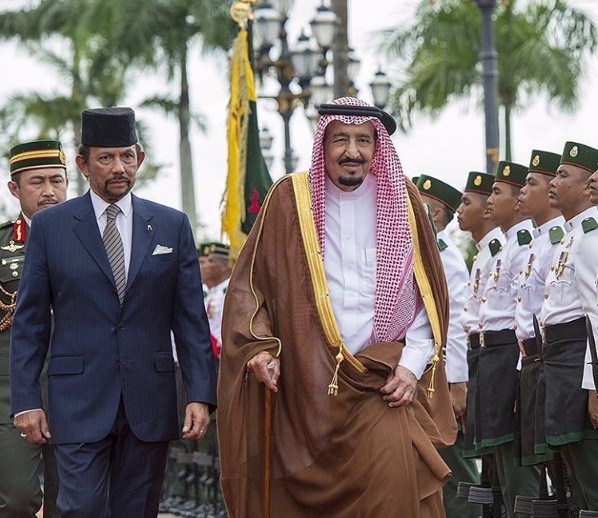 Presiden Jokowi kenakan jubah persis Raja Salman saat peresmian i