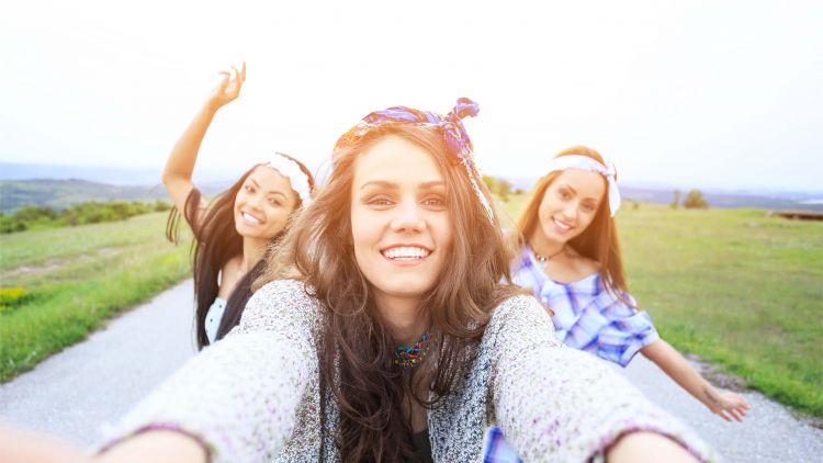 10 Momen fail saat selfie rame-rame ini kocak, bikin ngakak