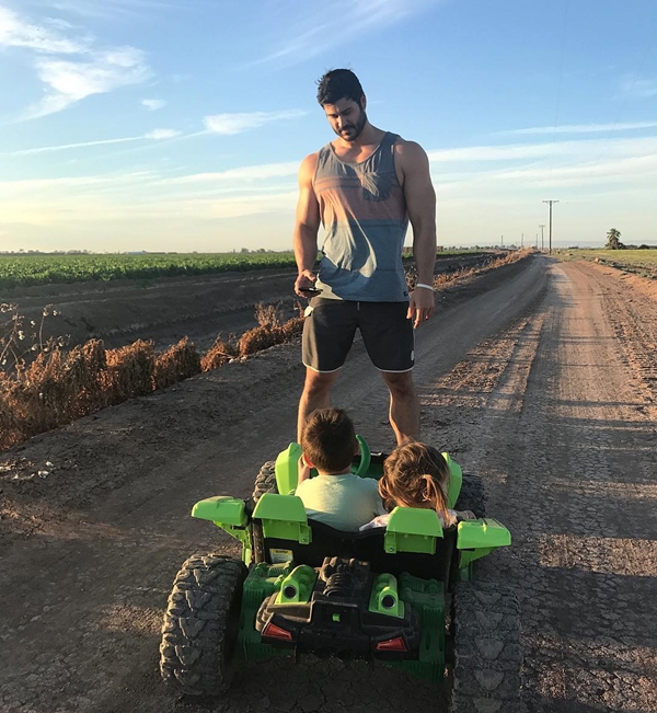 Tree Man, cowok hot nan tampan berbadan raksasa yang bikin heboh