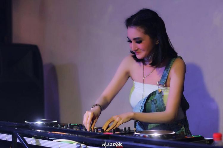 Alih profesi jadi DJ, begini 10 potret seksi Kiki Amalia saat manggung