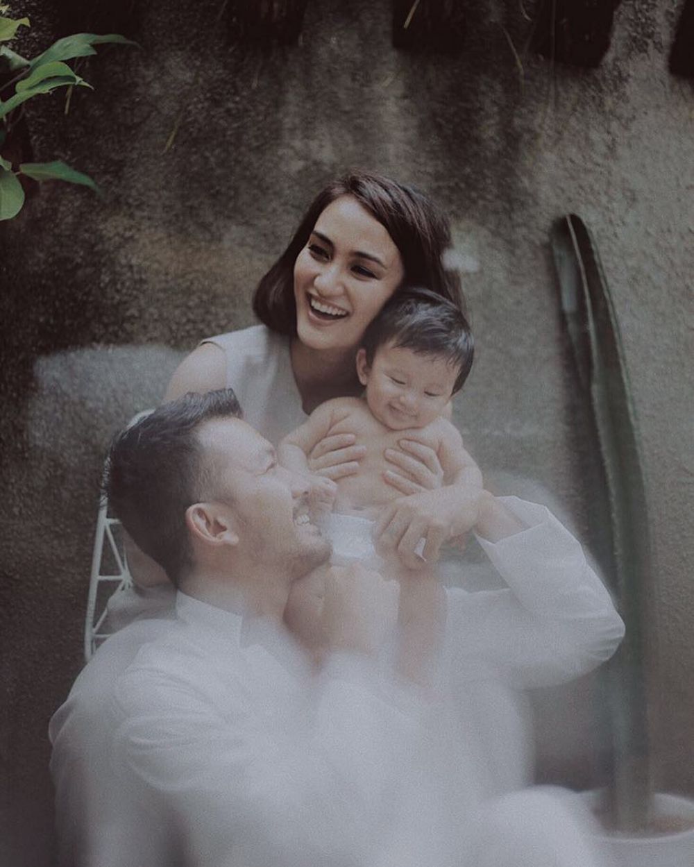 10 Potret kehangatan keluarga Rio Dewanto usai dikaruniai buah ha