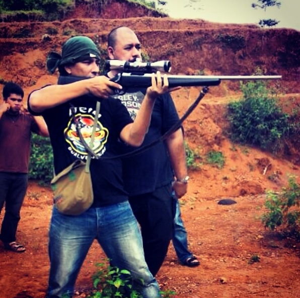 10 Potret macho Bucek Depp, tetap bugar meski usia kepala empat