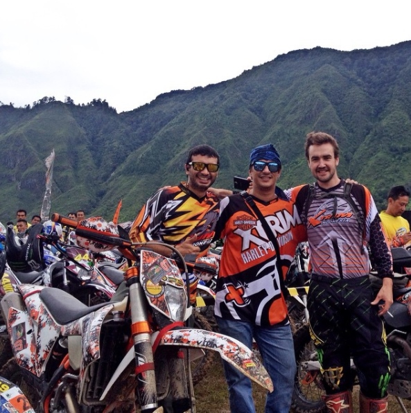 10 Potret macho Bucek Depp, tetap bugar meski usia kepala empat