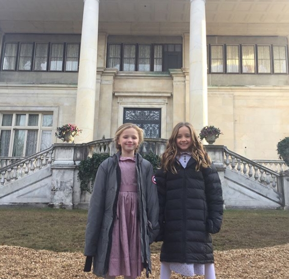 10 Potret keakraban pemeran duo putri Barnum 'The Greatest Showma