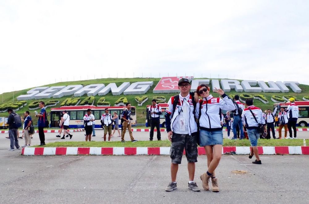 10 Potret kemesraan Poppy Sovia dan tunangannya, sederhana &a