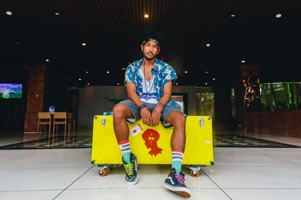 10 Gaya Teddy Adhitya, penyanyi R&B yang gayanya nyentrik