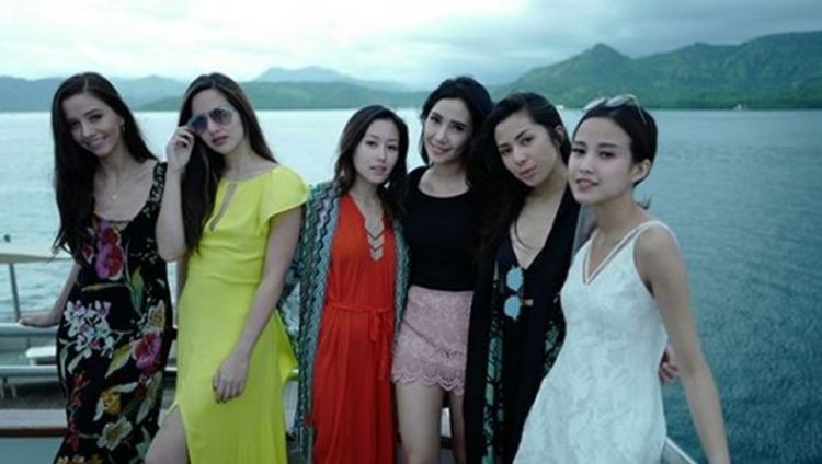 8 Gaya keluarga Bakrie saat liburan bareng, seksi dan glamor