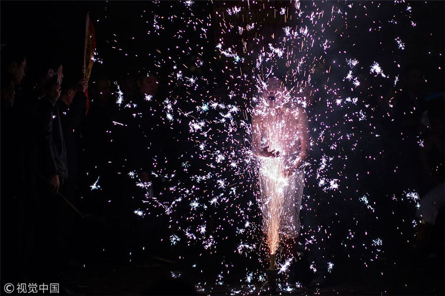 7 Aksi ngeri makan percikan kembang api ini bikin jantung deg-deg