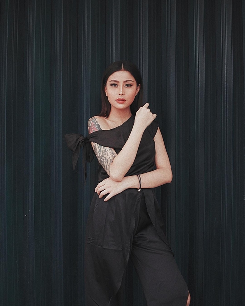 Rambut belah tengah, 10 gaya Awkarin ini disebut tiru Kylie Jenne