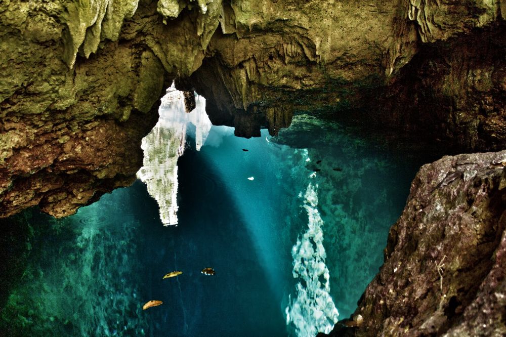 10 Wisata gua bawah laut terindah di dunia, ada 4 di Indonesia