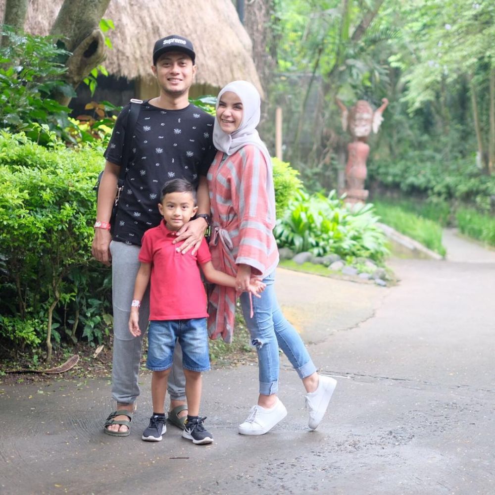 8 Potret harmonis keluarga Ferry Ardiansyah yang jarang terekspos