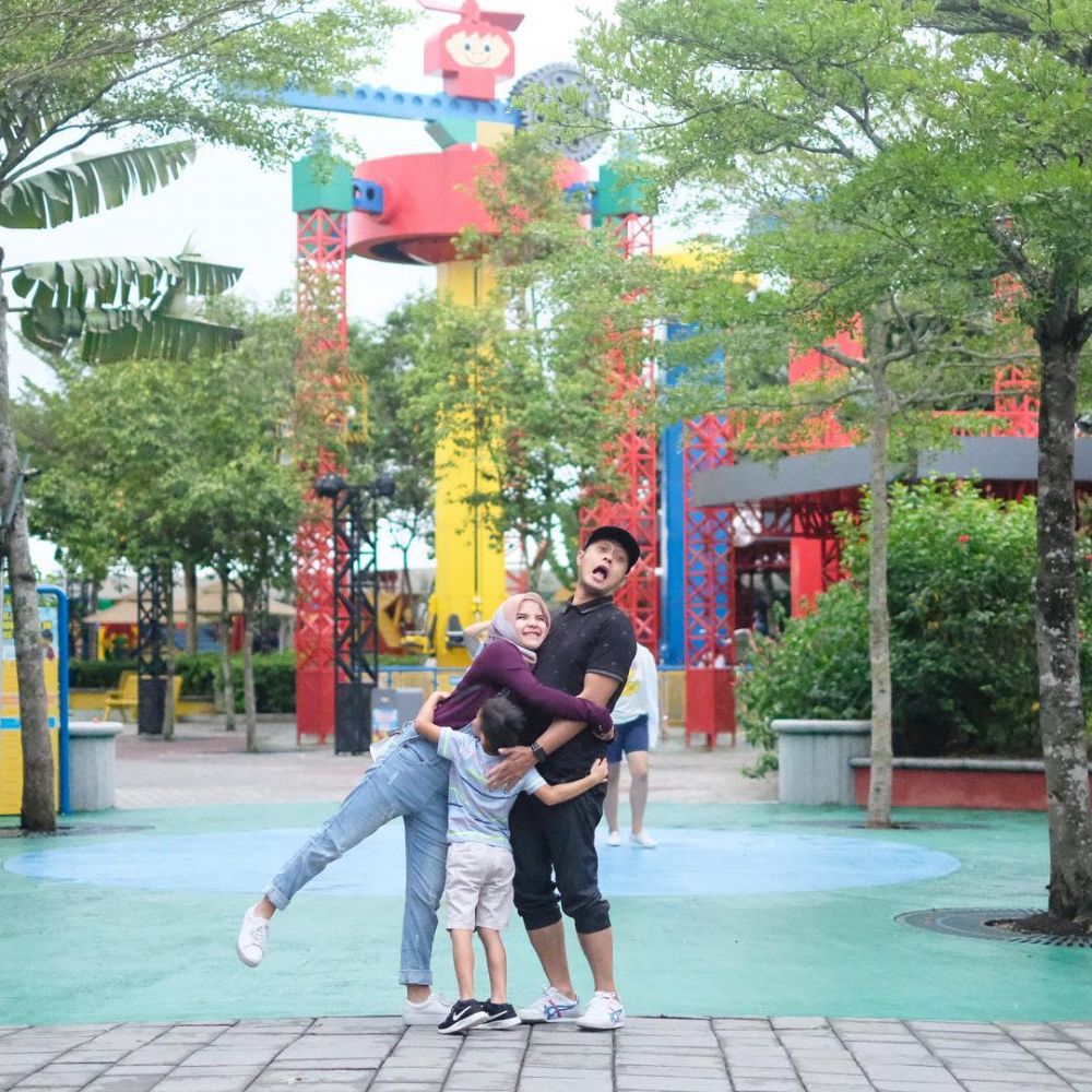 8 Potret harmonis keluarga Ferry Ardiansyah yang jarang terekspos