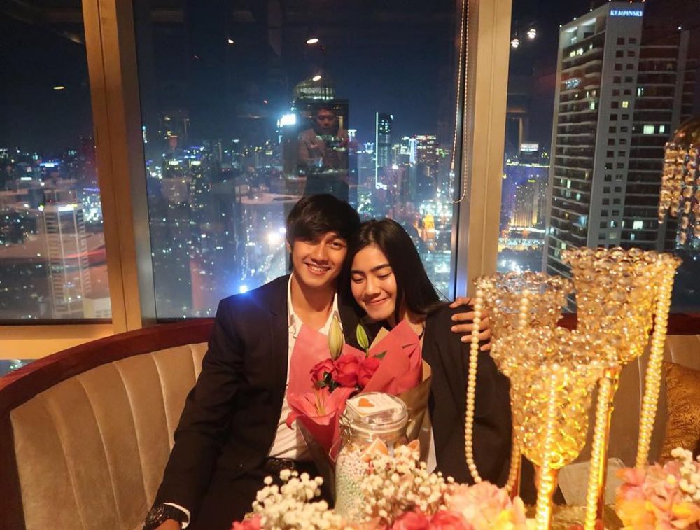 Gaya dinner 7 pasangan artis yang masih pacaran ini romantis abis Gaya dinner 7 pasangan artis yang masih pacaran ini romantis abis