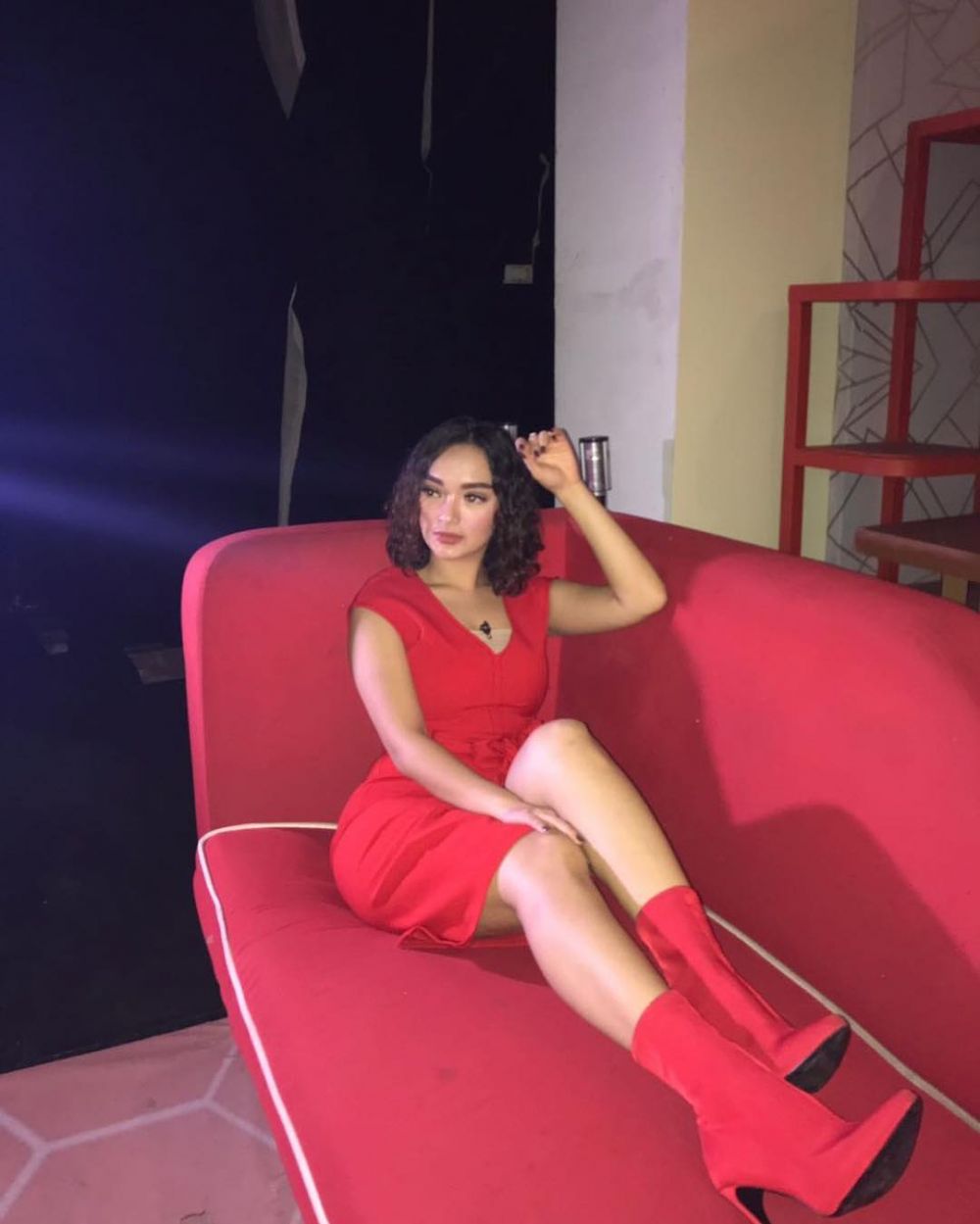 9 Potret seksi Zaskia Gotix pakai gaun merah, pesonanya nambah ni