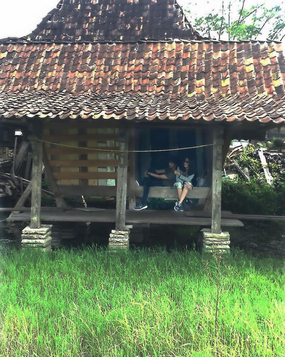 10 Potret kemesraan Ridho Slank dengan sang istri, kayak masih pa