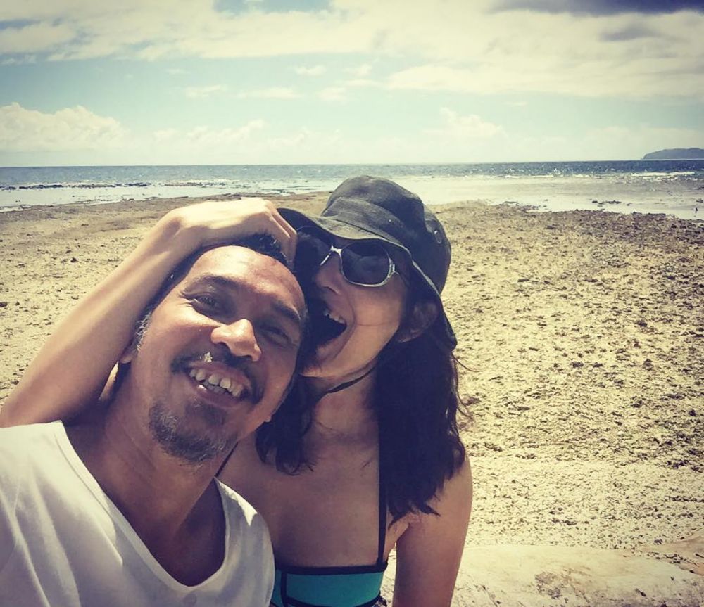 10 Potret kemesraan Ridho Slank dengan sang istri, kayak masih pa