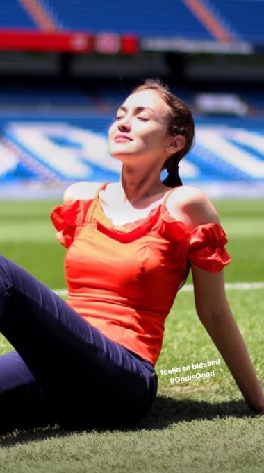 7 Gaya Rianti Cartwright foto bareng Cristiano Ronaldo, tampak ak