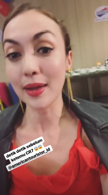 7 Gaya Rianti Cartwright foto bareng Cristiano Ronaldo, tampak ak