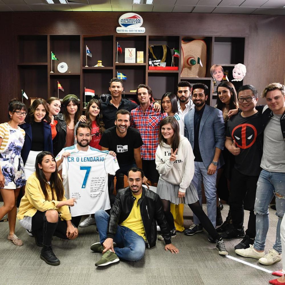 7 Gaya Rianti Cartwright foto bareng Cristiano Ronaldo, tampak ak